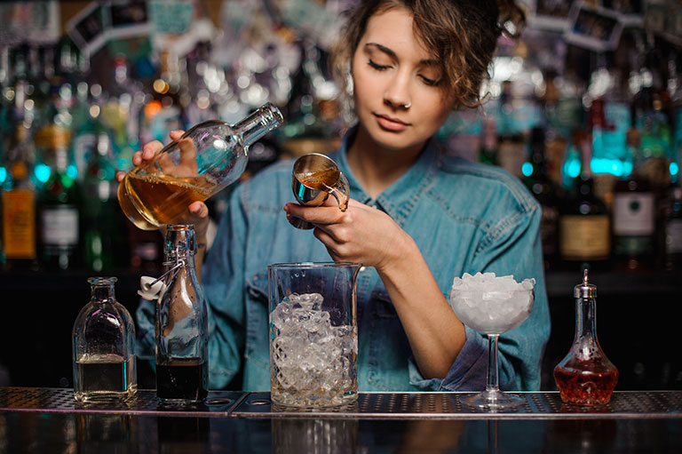 Ausbildung zum/zur Barkeeper:in - Diplomlehrgang | WIFI Wien